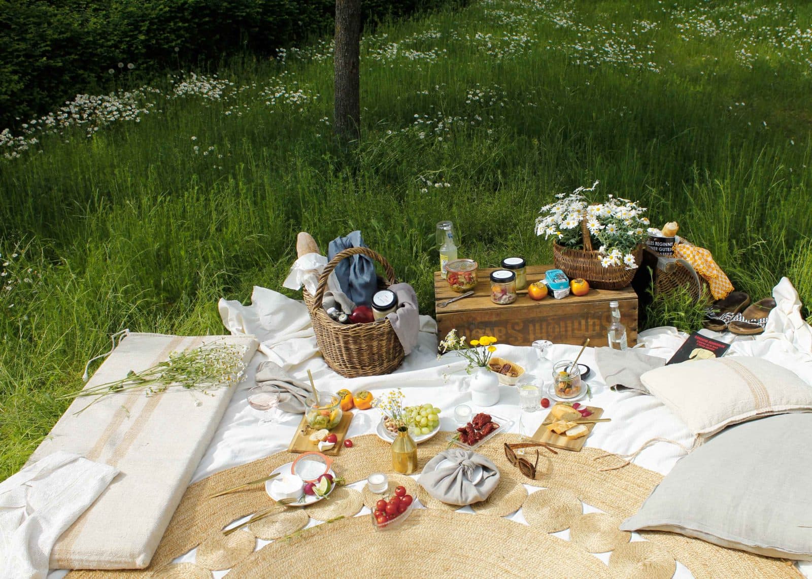 Tablescape Picknick Box Countryside Joy | gotvintage Rental & Event Design